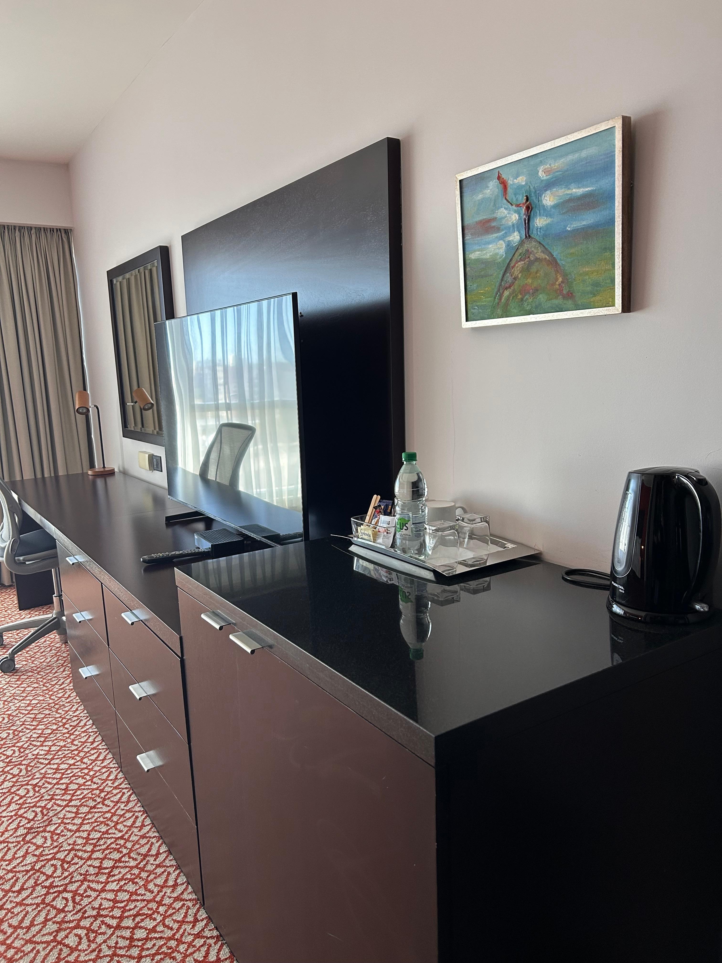 Quarto c frigobar e mesa