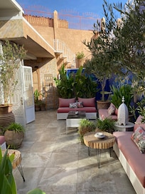 Mange sitteplasser rundt omkring på hotellet