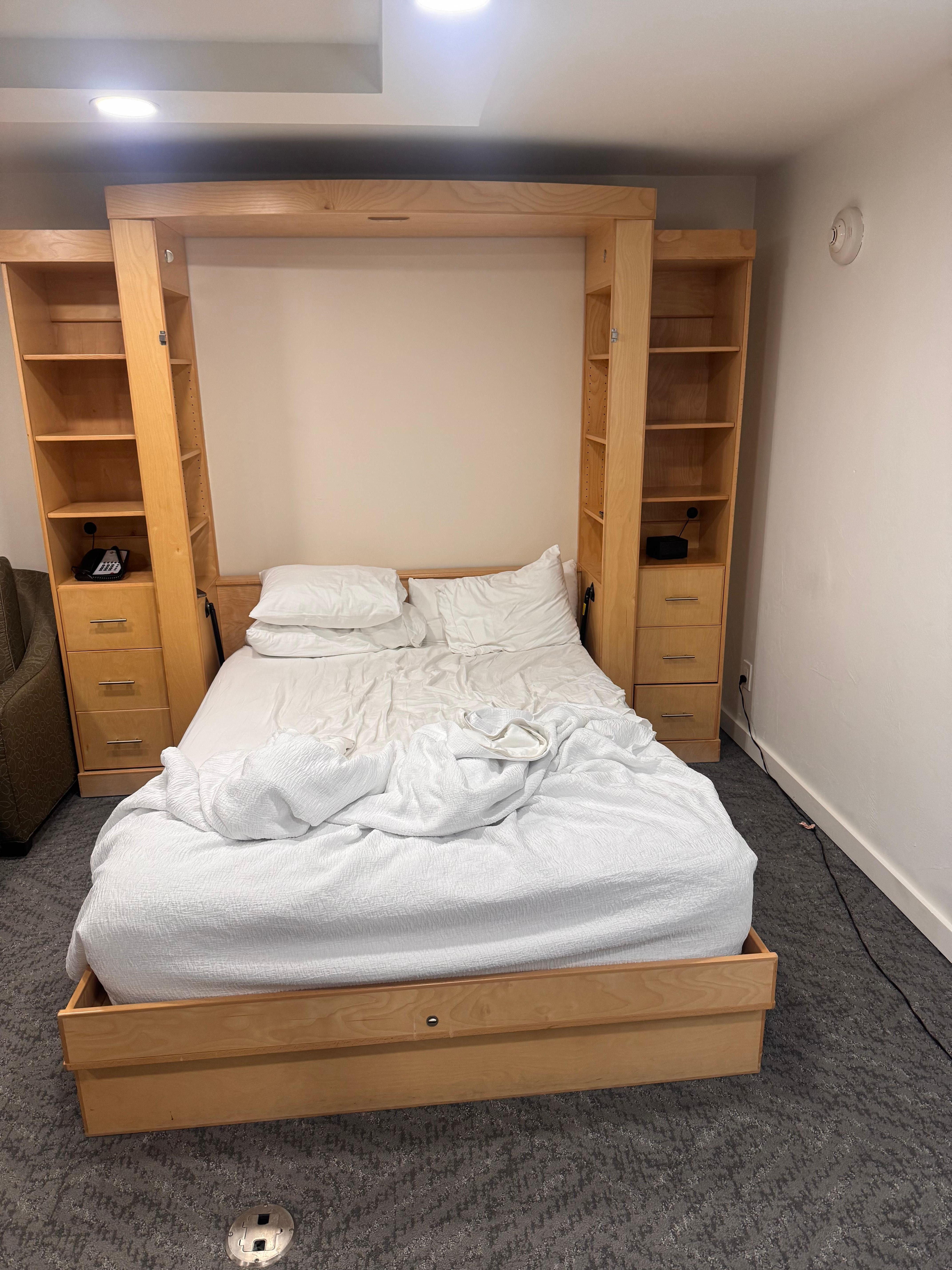 Full size bed that we were told was a king.  We reserved and paid for 2 queens.