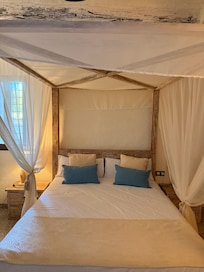 Annorlunda men bekväm säng som man sover gott i.