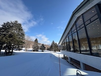 飯店後側雪場方向