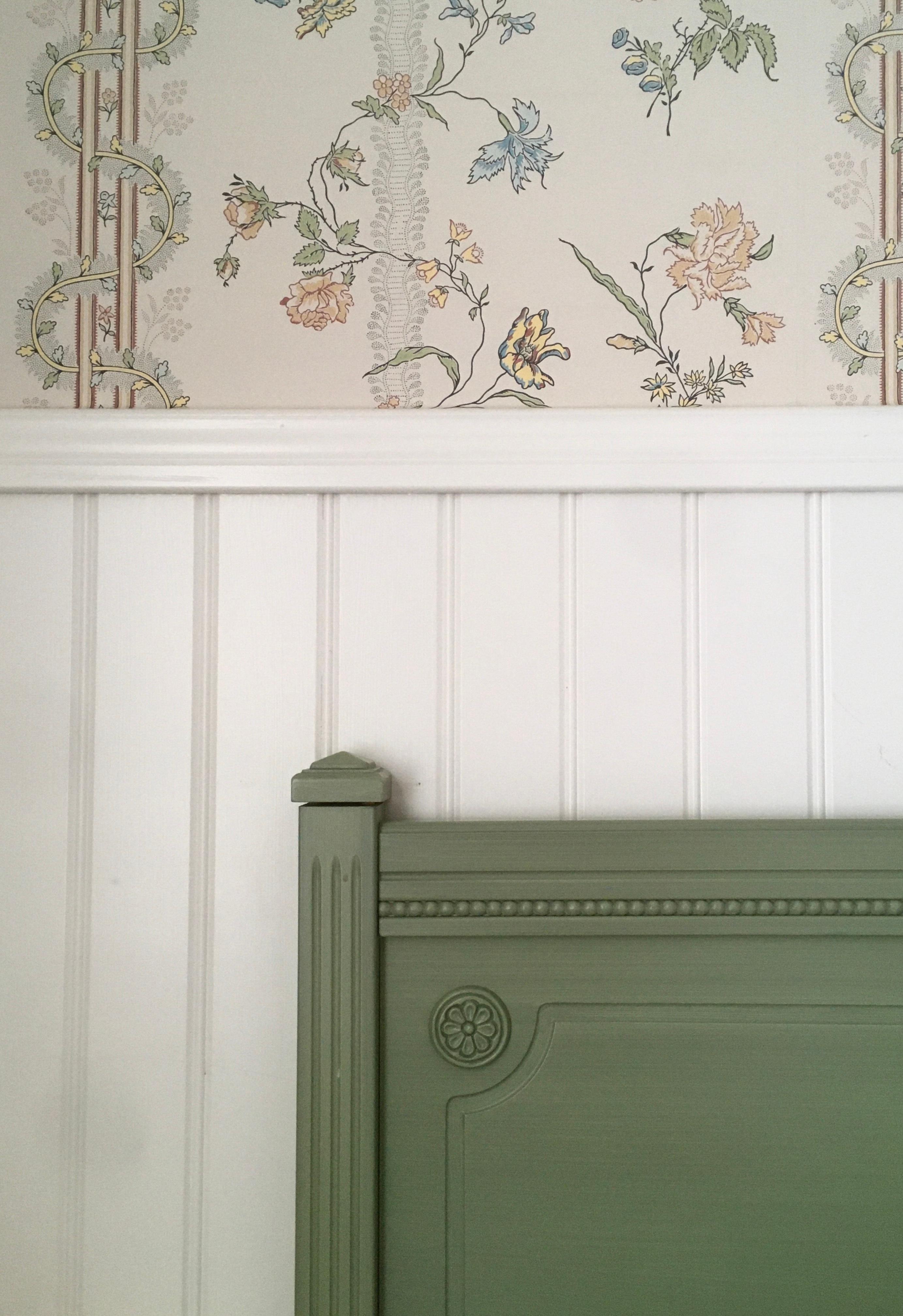 Snygg huvudgavel och ”gullig” tapet i vårt rum. 