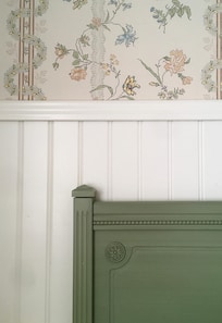 Snygg huvudgavel och ”gullig” tapet i vårt rum.