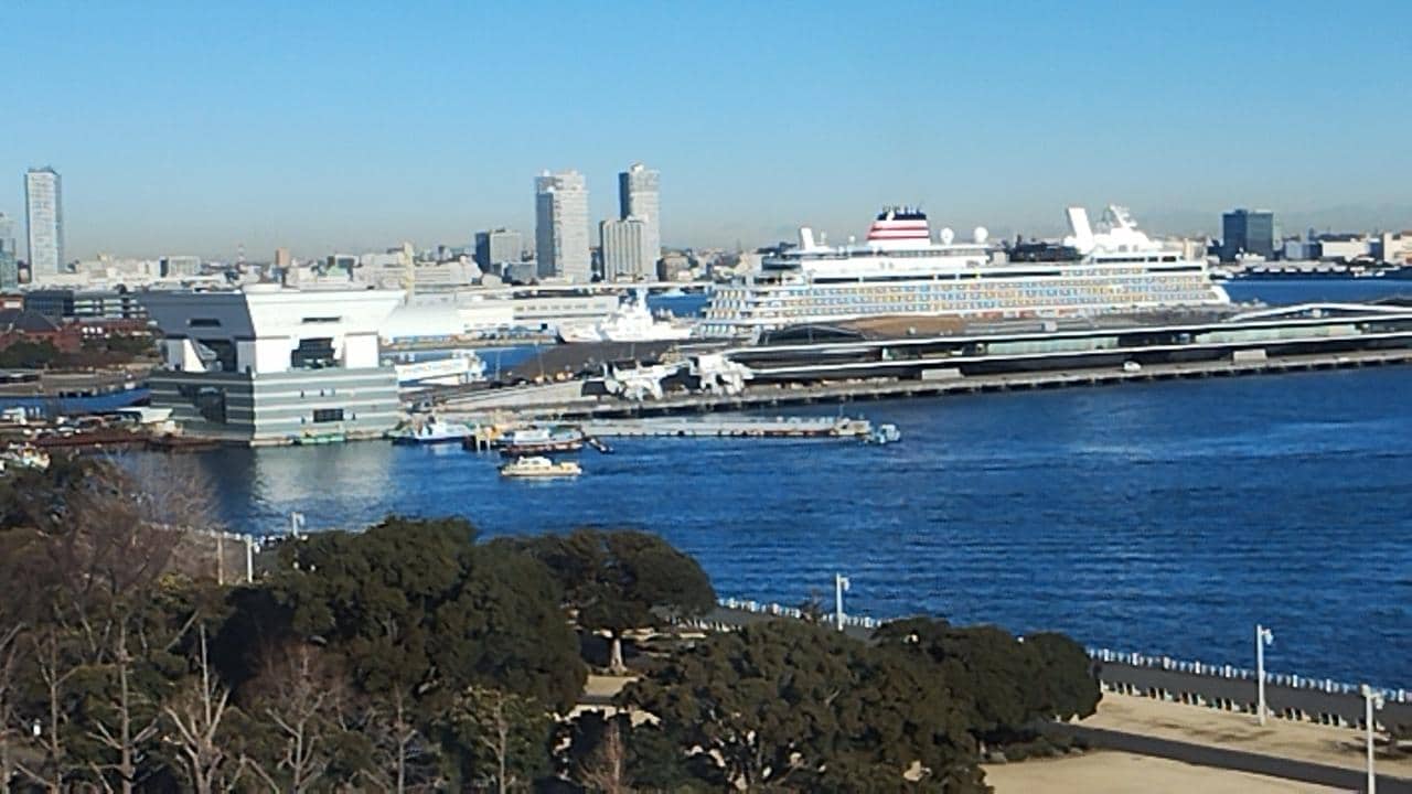 朝、素晴らしい天気で、大桟橋のクルーズ船が見えた。