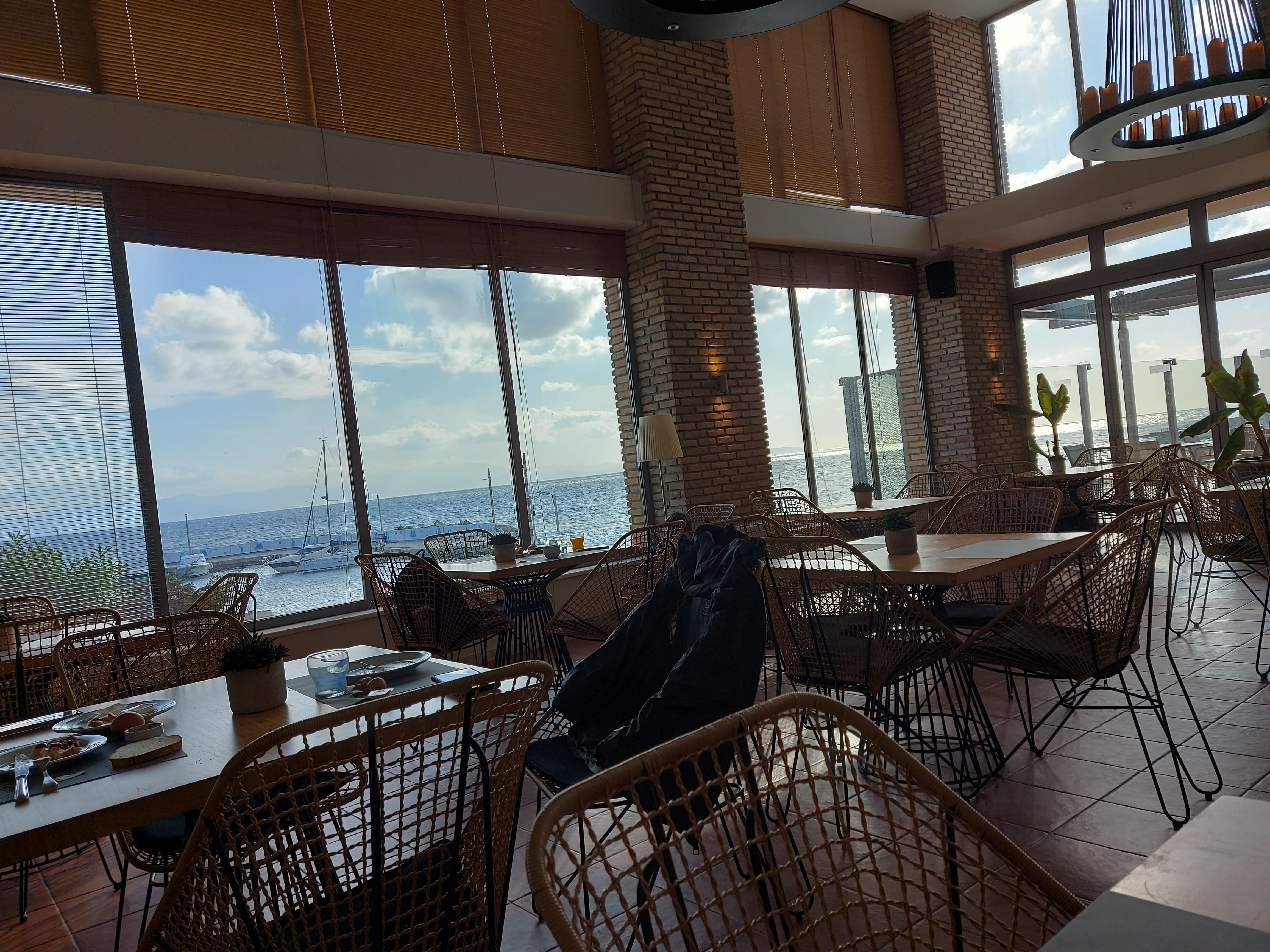 Breakfast room with great sea view.