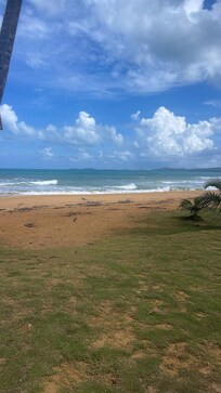 La vista frente al hotel…