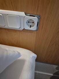 GEFÄHRLICH zerbrochene 230V Steckdose am Kopfende über dem Bett