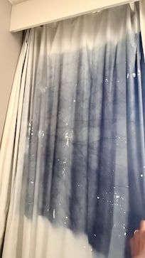 Cortinas sujas e velhas entrava claridade toda no quarto