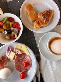 Café da manhã com muita variedade de alimentos. Todos muito frescos e bem preparados.