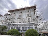 整個酒店被鐵架圍着嚴重影響海景景觀,跟購買時照片不同感覺受騙!