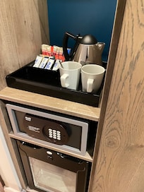 Offering a sufficient supply of tea bags, coffee bags, and various sugar packets to meet the diverse needs of customers.