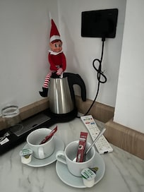 Le petit café du matin… une petite attention très appréciée. Notre lutin farceur a bien aimé aussi…😂