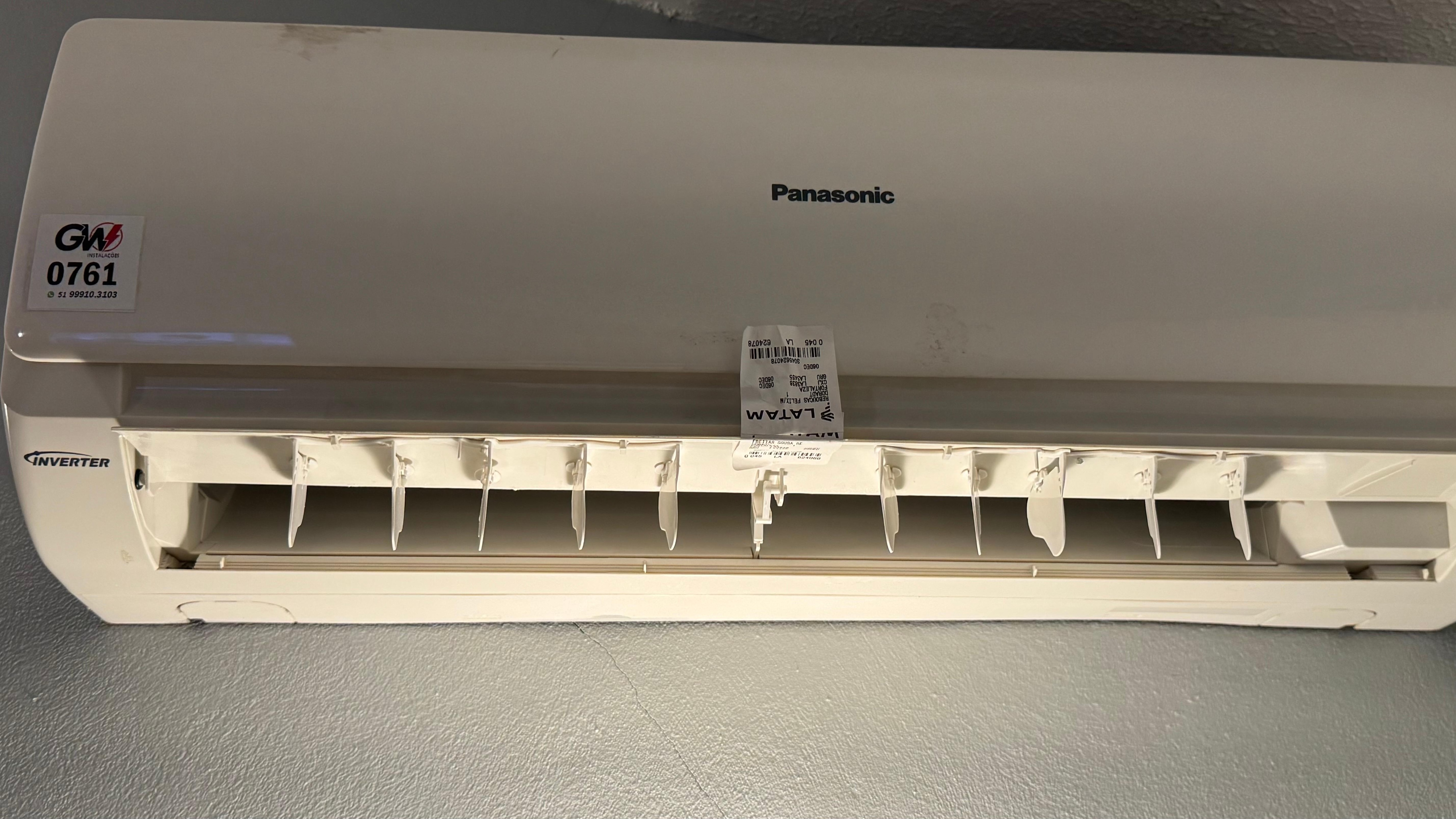 Ar condicionado quebrado, tampa fixada com etiqueta. 