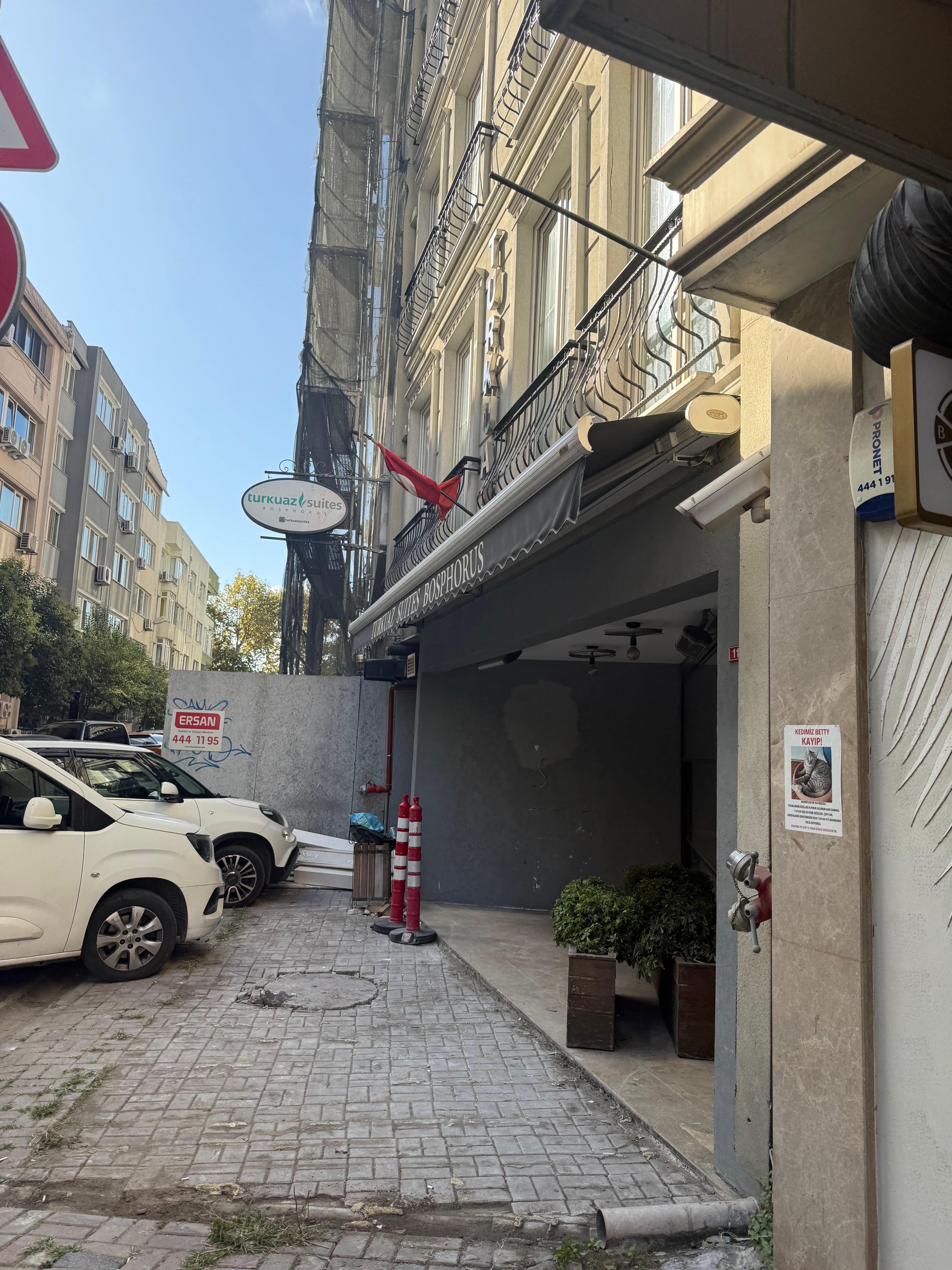 Entrance according to the location map