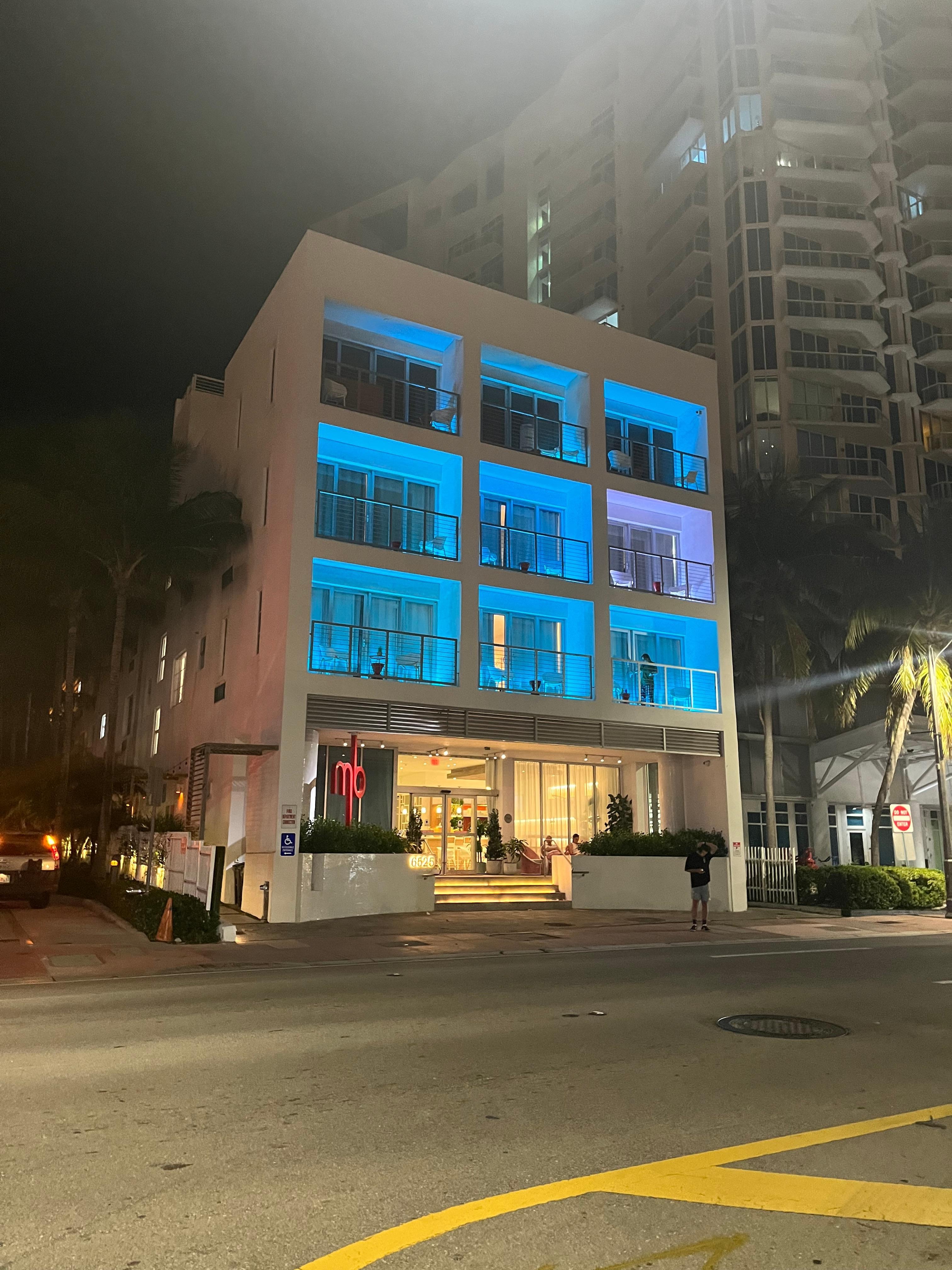 Fachada do hotel na collins ave. 