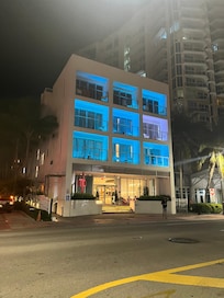 Fachada do hotel na collins ave.