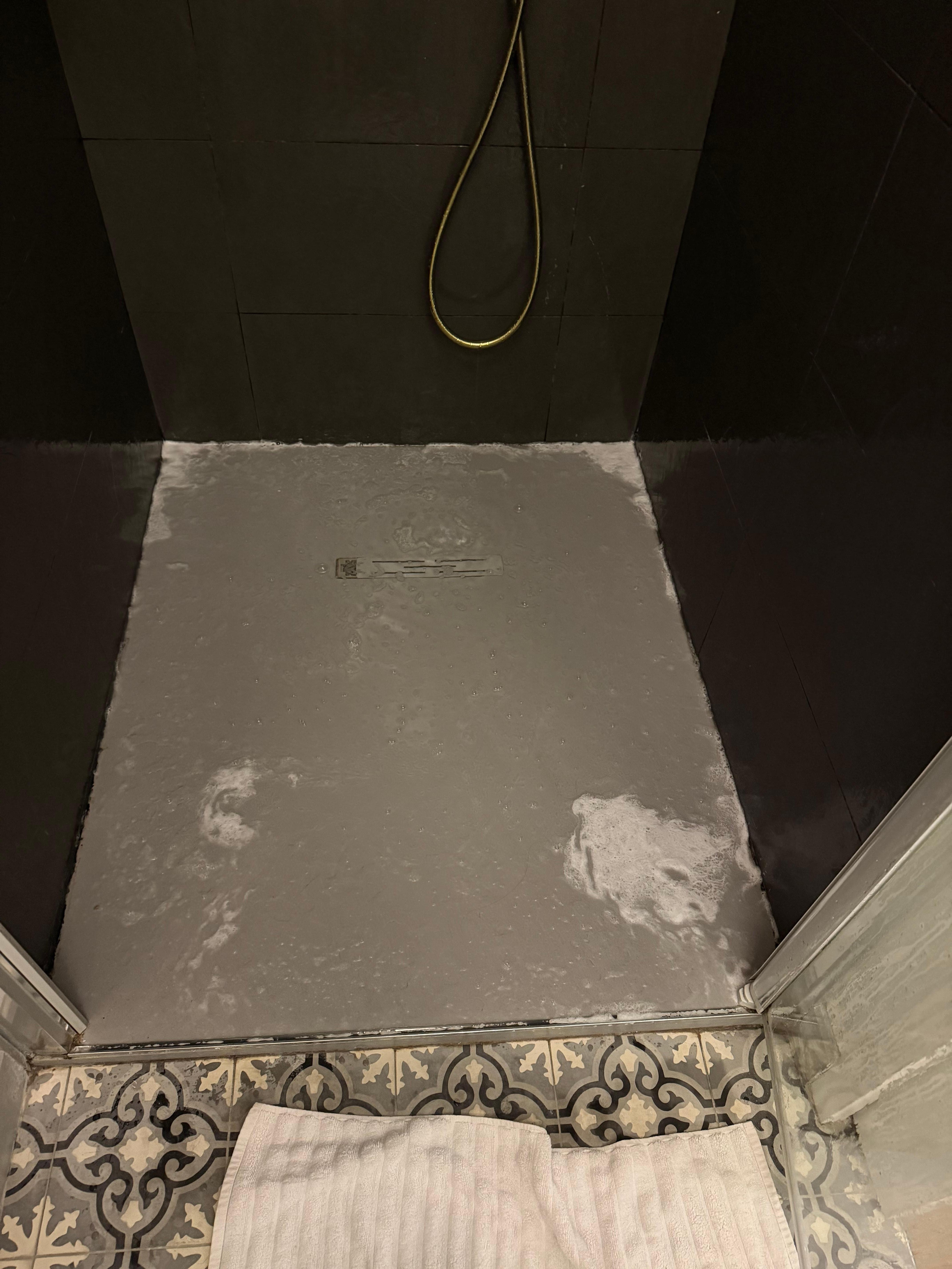 Ralo do banheiro não oferece vazão necessária 