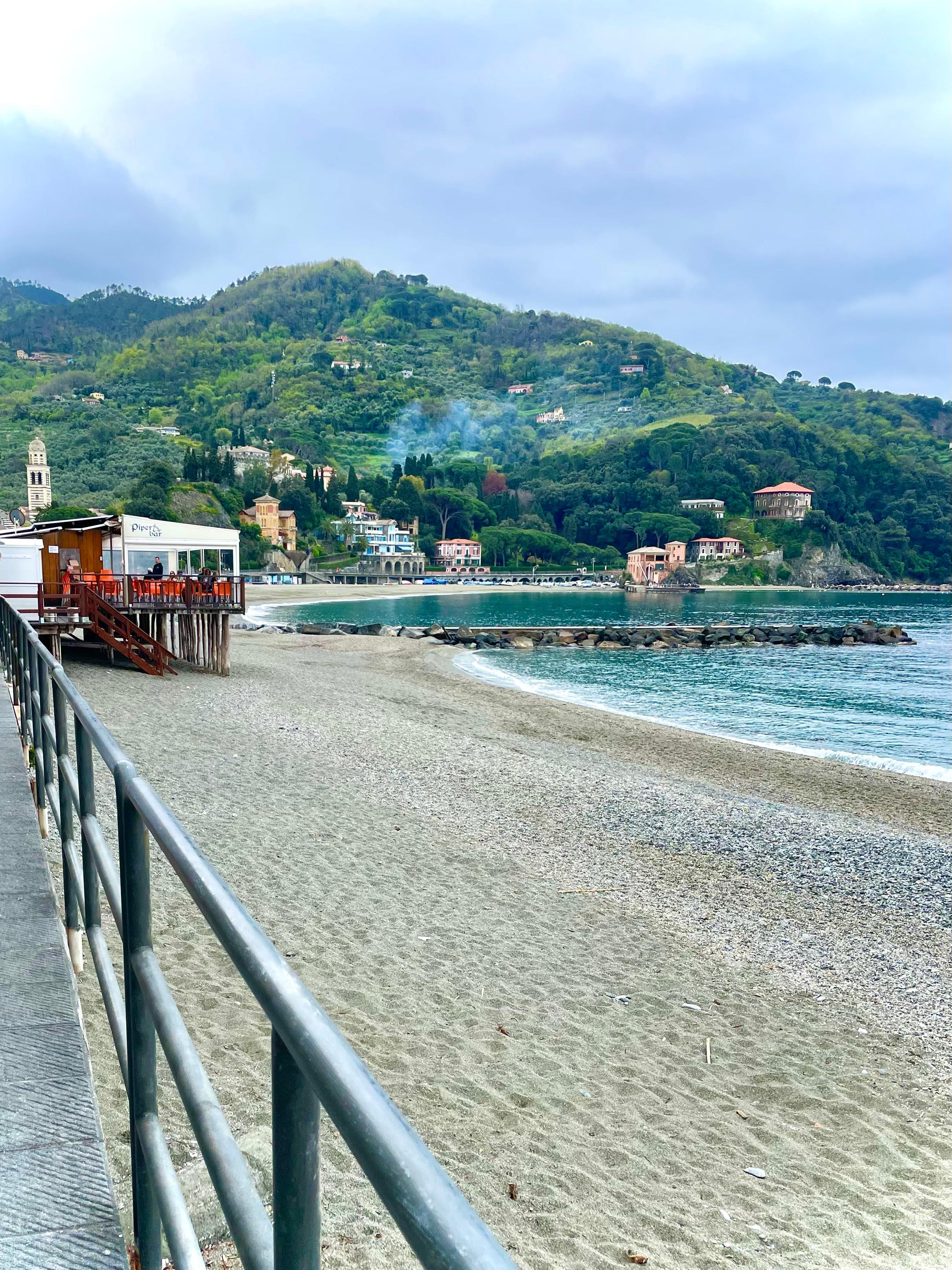 Stranden med bergen bakom där många vandringsleder finns.