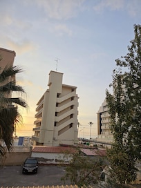 Los edificios respetando el entorno y permiten buenas vistas.