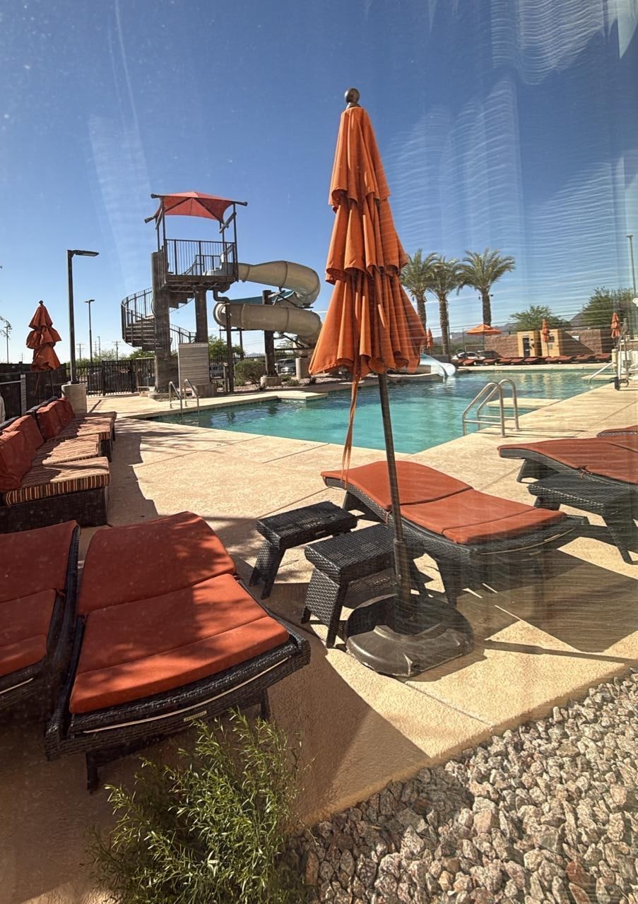 Alberca muy limpia, ordenaba y con tobogan