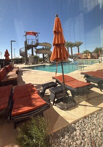 Alberca muy limpia, ordenaba y con tobogan