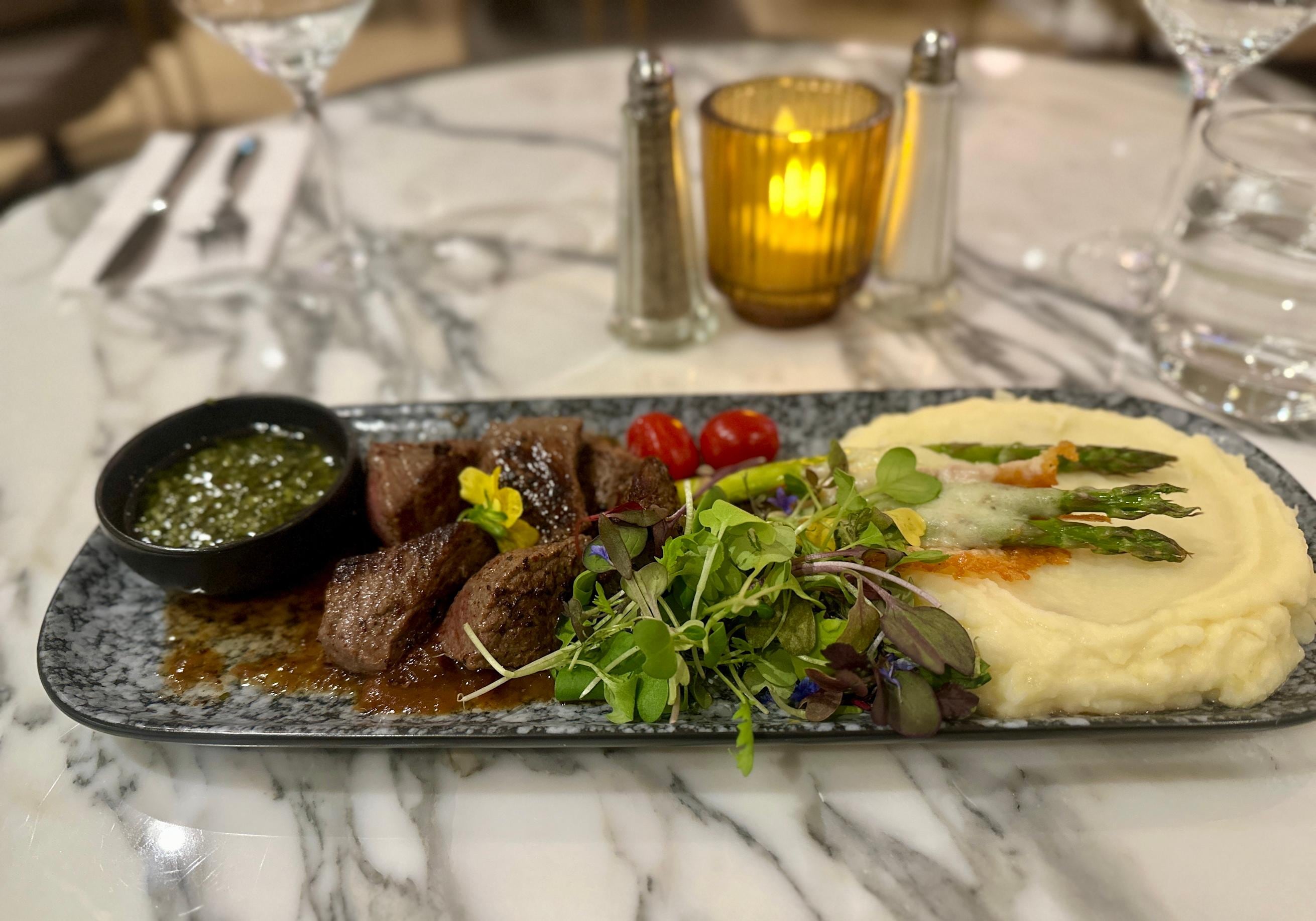 Steak-Stückchen mit Kartoffelstampf