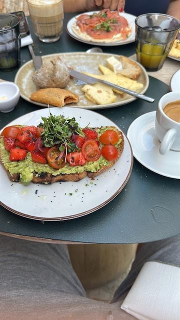 Petit déjeuner, vous commander et vous êtes servi à table (et avec le sourire)