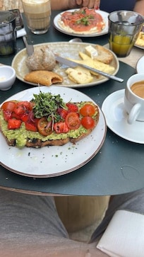 Petit déjeuner, vous commander et vous êtes servi à table (et avec le sourire)