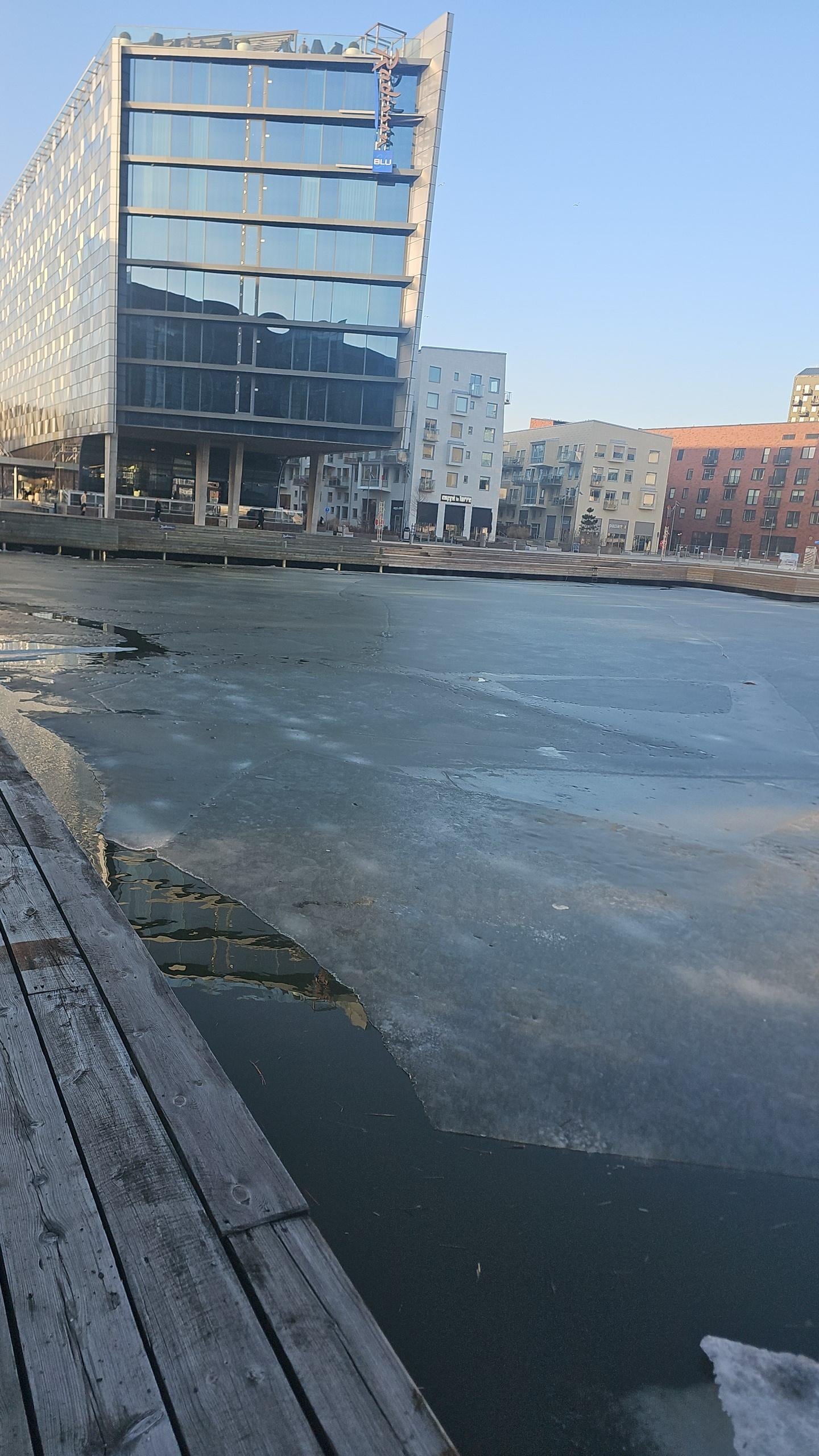 Hotellet från småbåtshamnen 