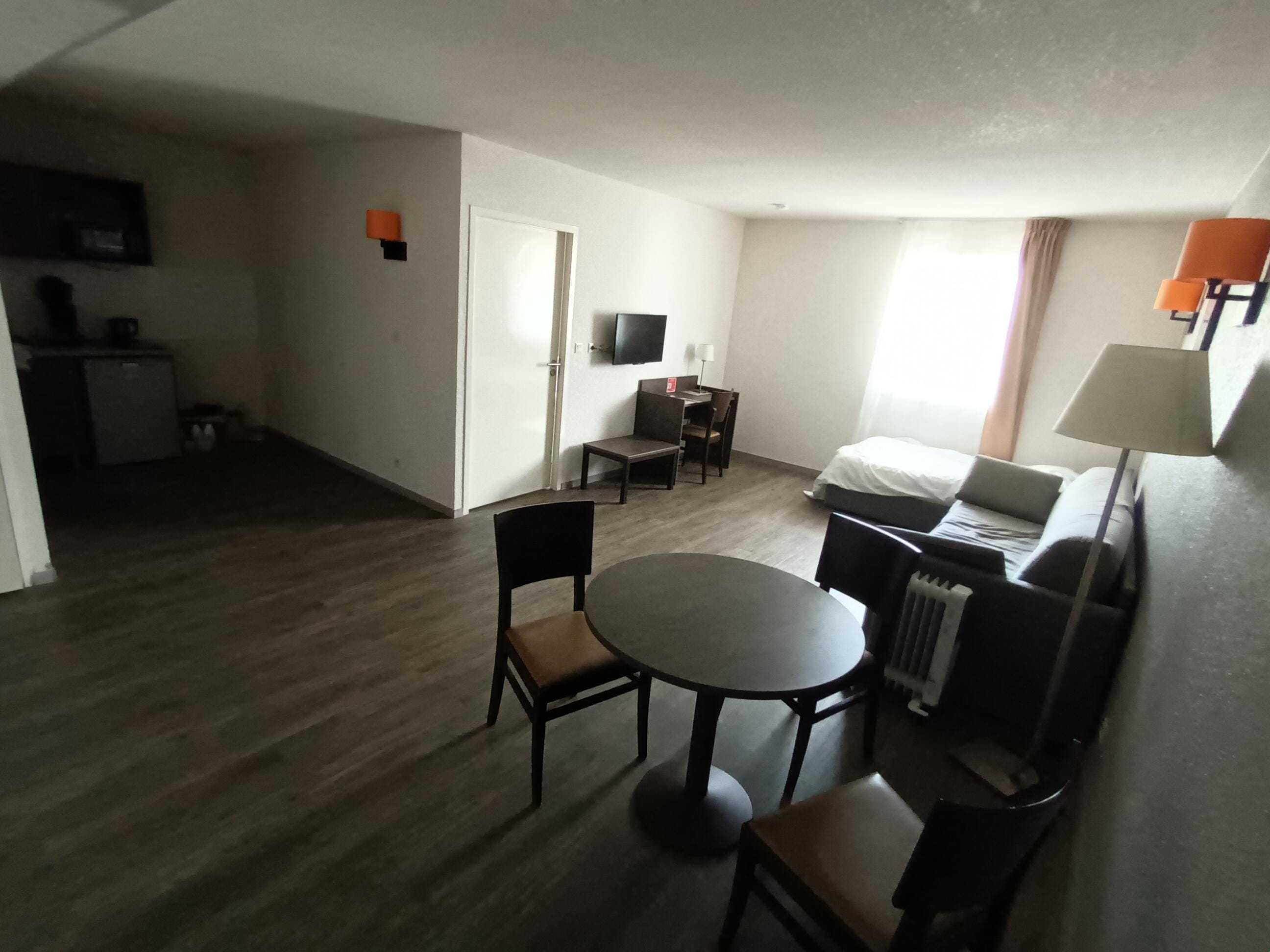 Salon et kitchenette.