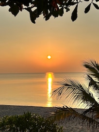 Sol opgang set fra pool området