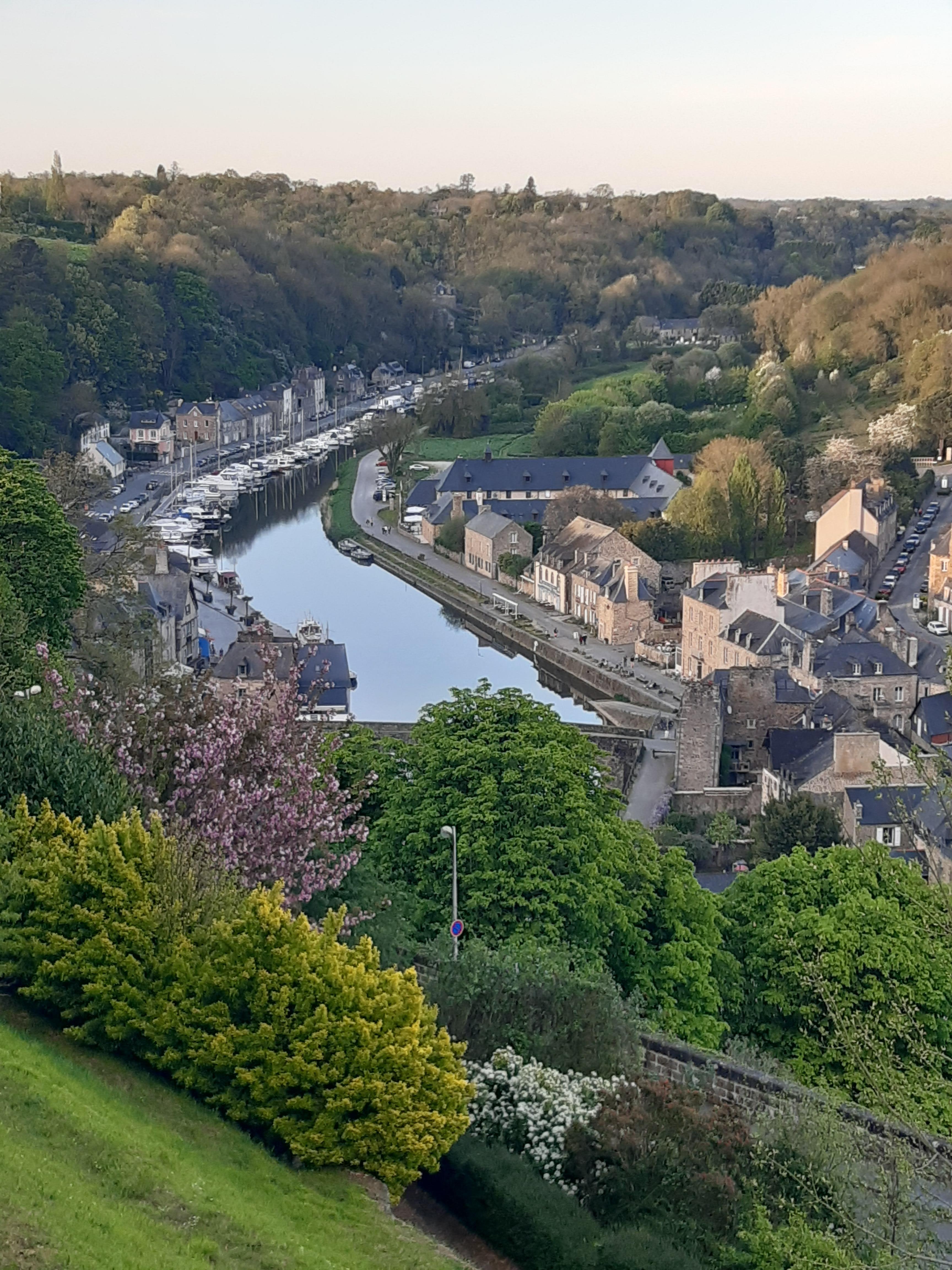 L'hoteL, le long du quai, sur le vieux port à 10mn à pied du centre de Dinan
