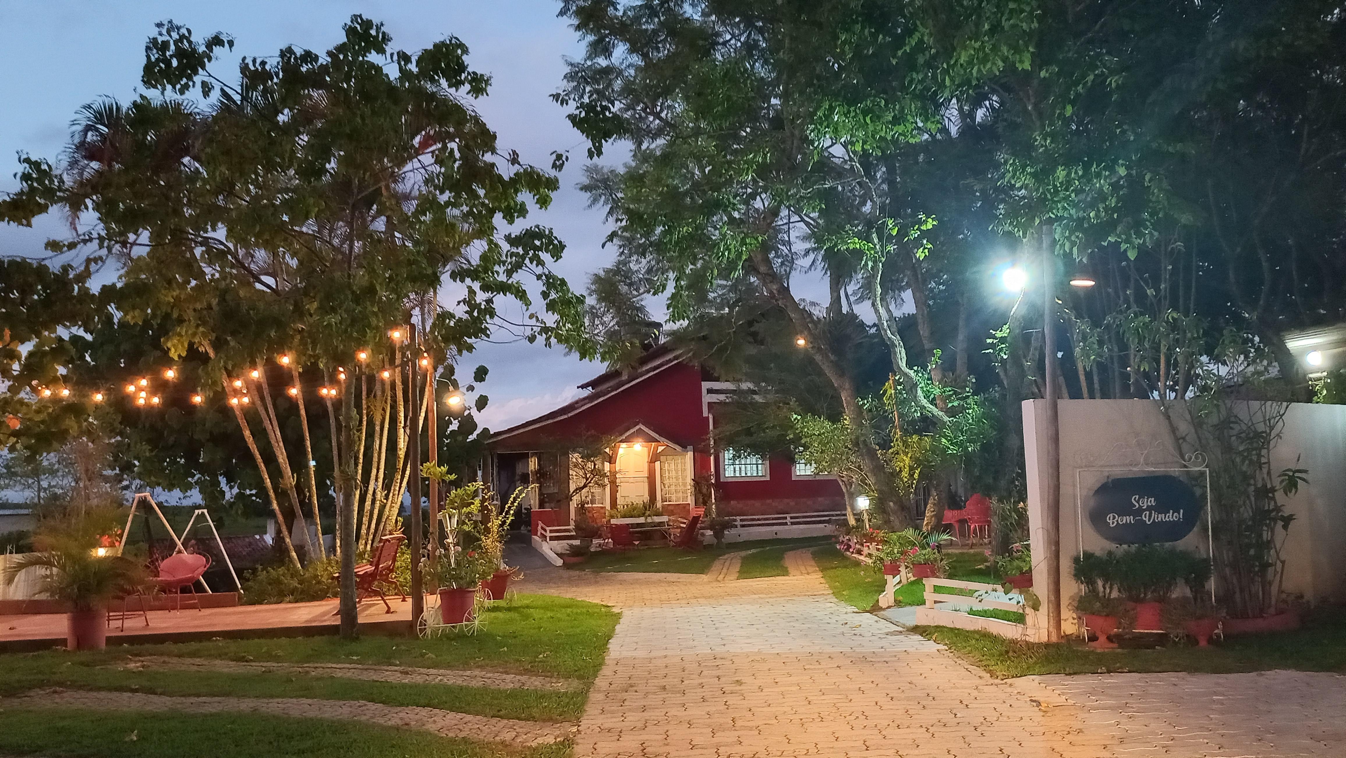 Entrada com vista da Pousada à noite. 