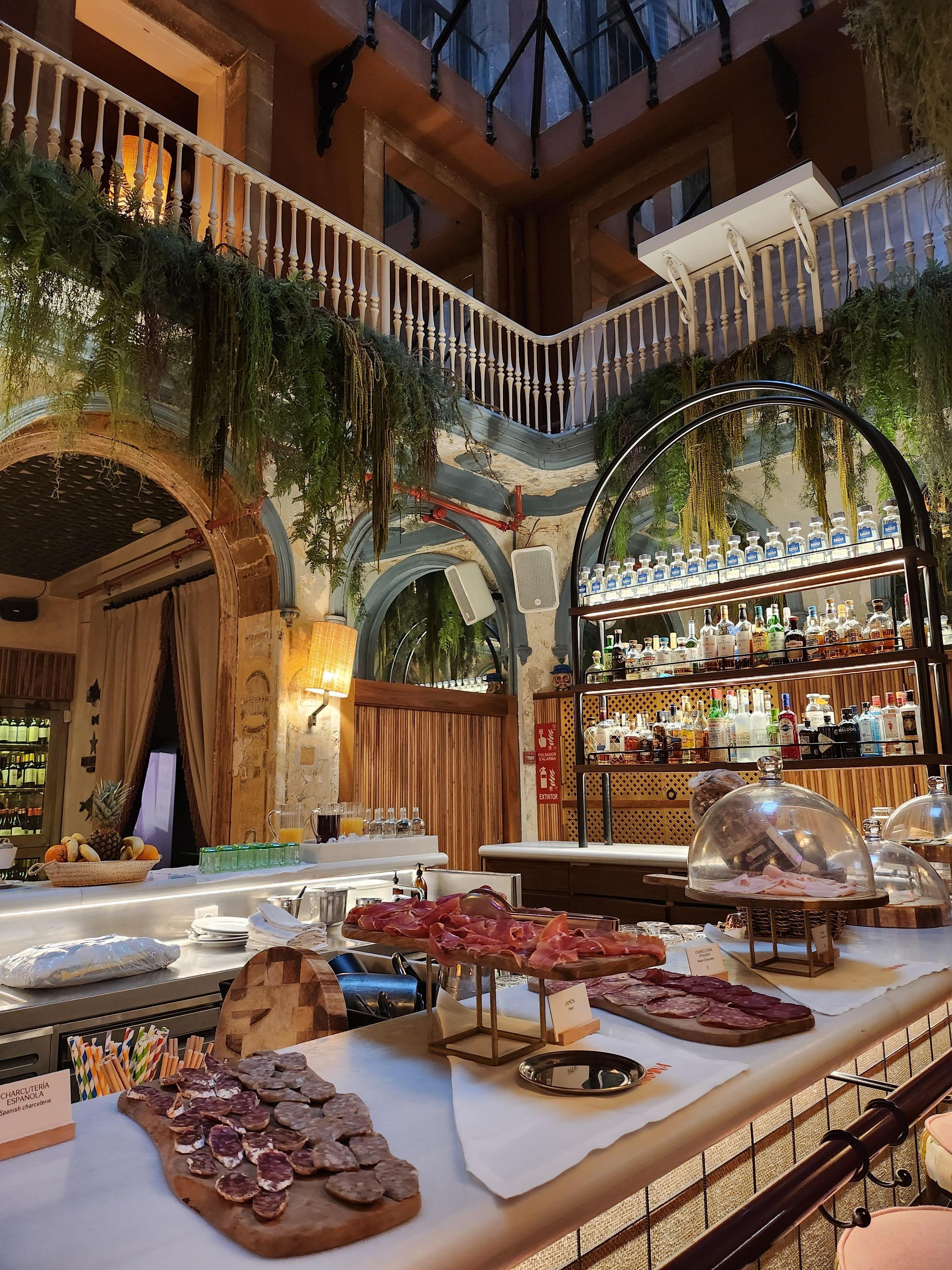 Morgenmad i et flot lokale. 