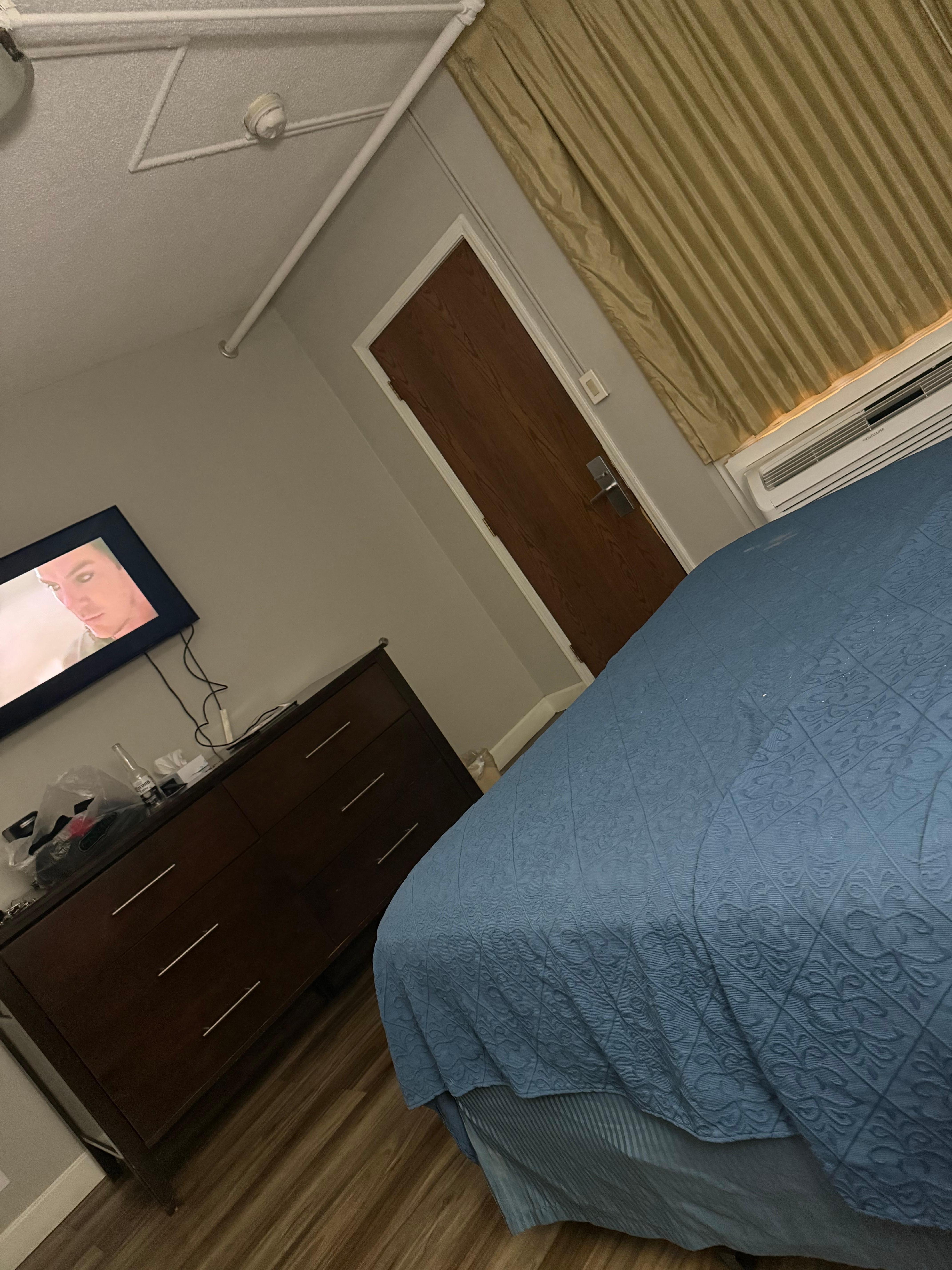 Room is ok.  Problem is the employers no take atención to avaloable rooms