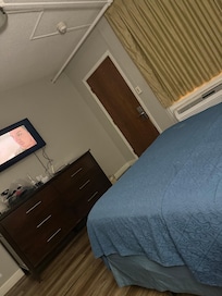 Room is ok. Problem is the employers no take atención to avaloable rooms