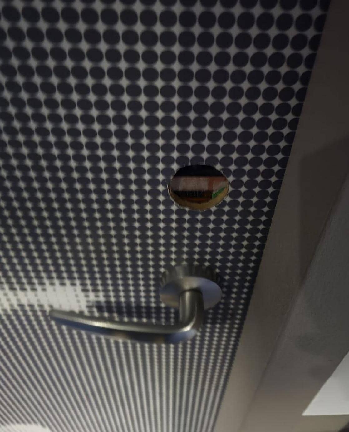 O acesso ao quarto, apesar de funcionar, estava dessa maneira, com a porta quebrada.