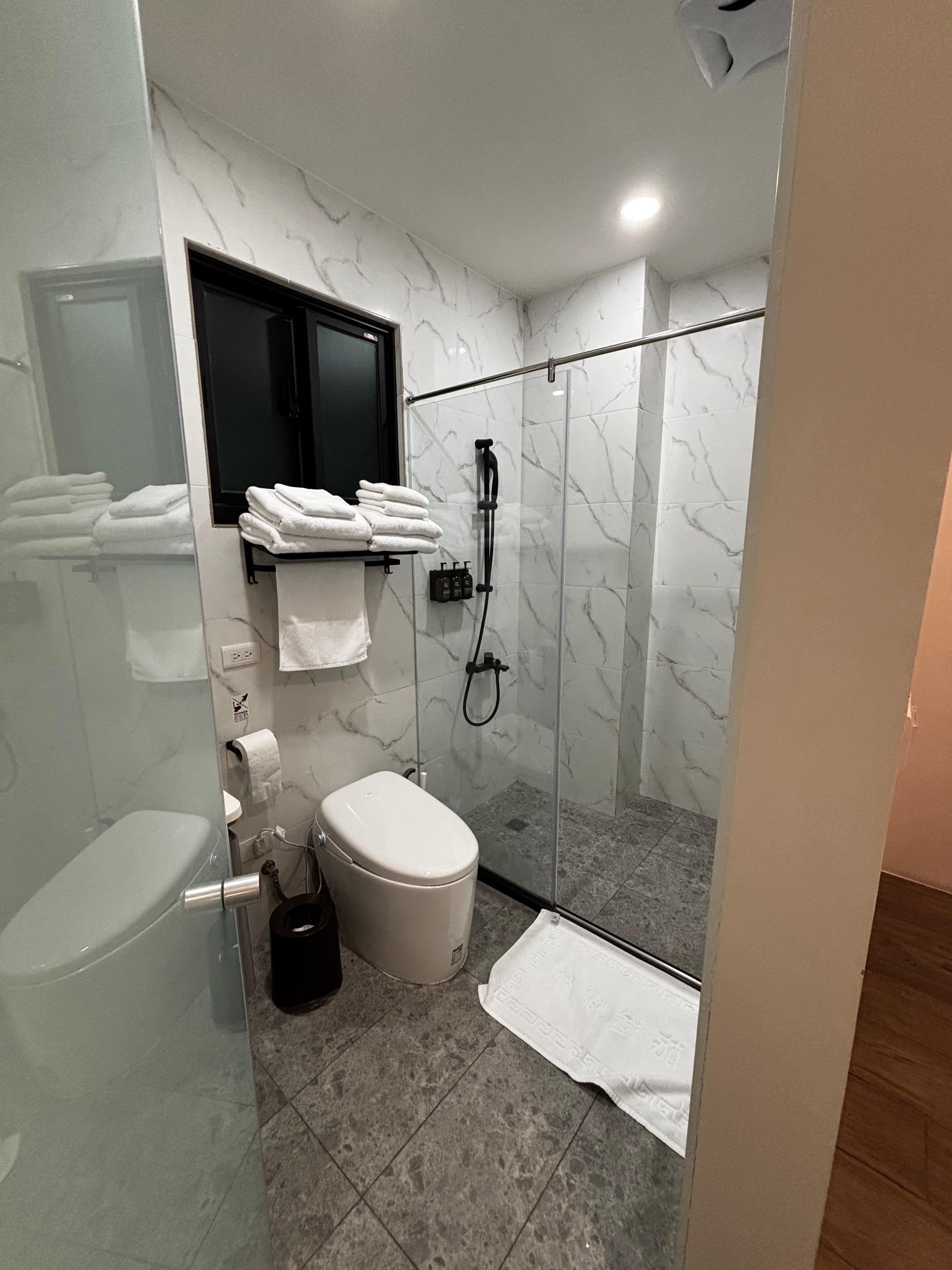 浴室馬桶會自動沖水，有溫熱座