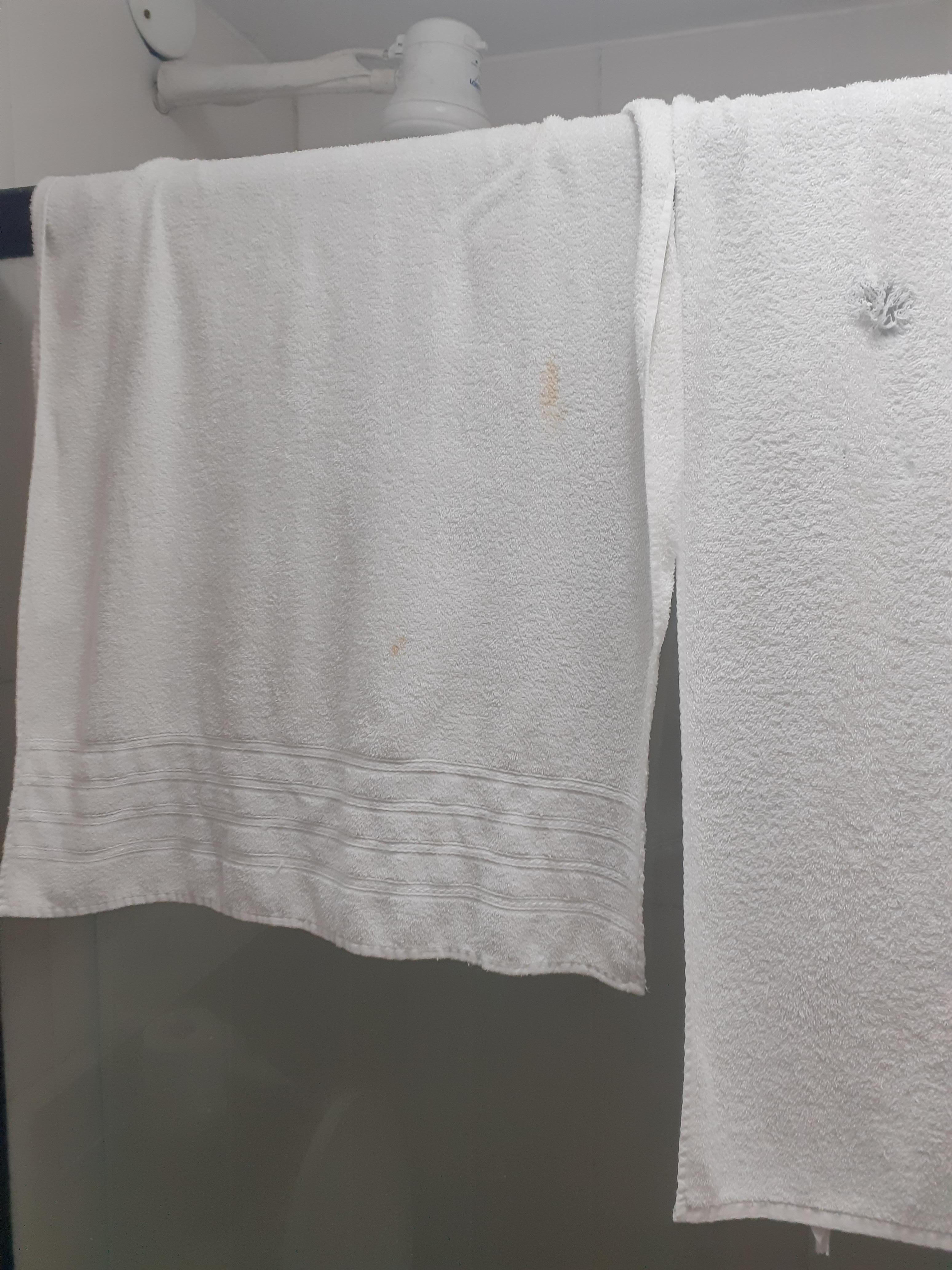 Toalhas sujas e rasgadas 