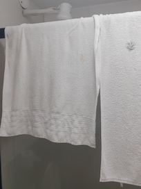 Toalhas sujas e rasgadas