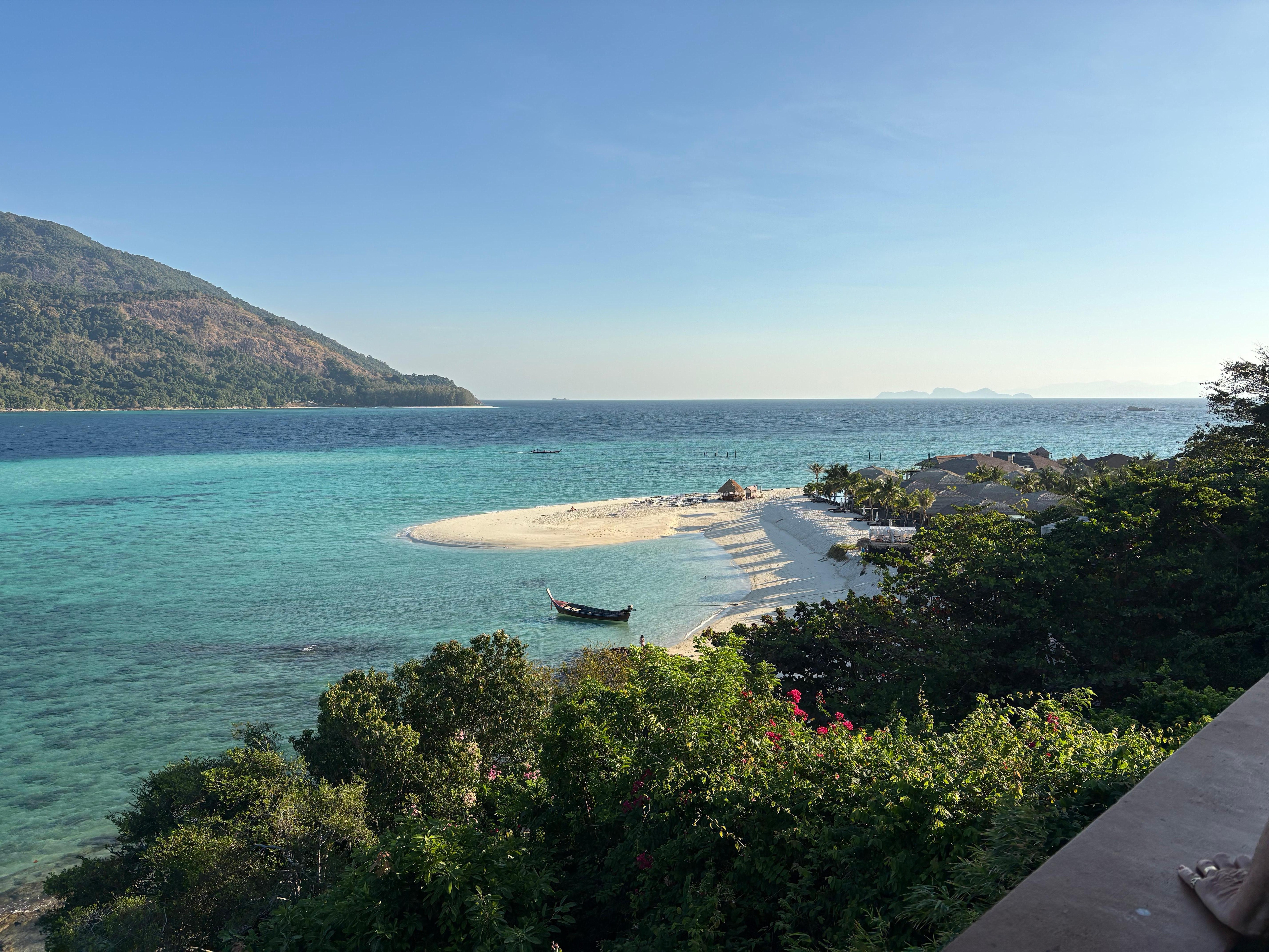 The beach which is 5 minutes walk and come alive at night - food, drinks music etc