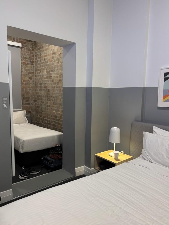 3人で泊まるために、ベッド2つ（ツインとシングル1台ずつ）の部屋を選びました。こんな感じの部屋で、古いビルを改装しているので、変な作りなのはしょうがないとは思いましたが、かなり狭いです。