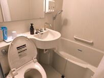 衛浴全套,簡潔乾淨。