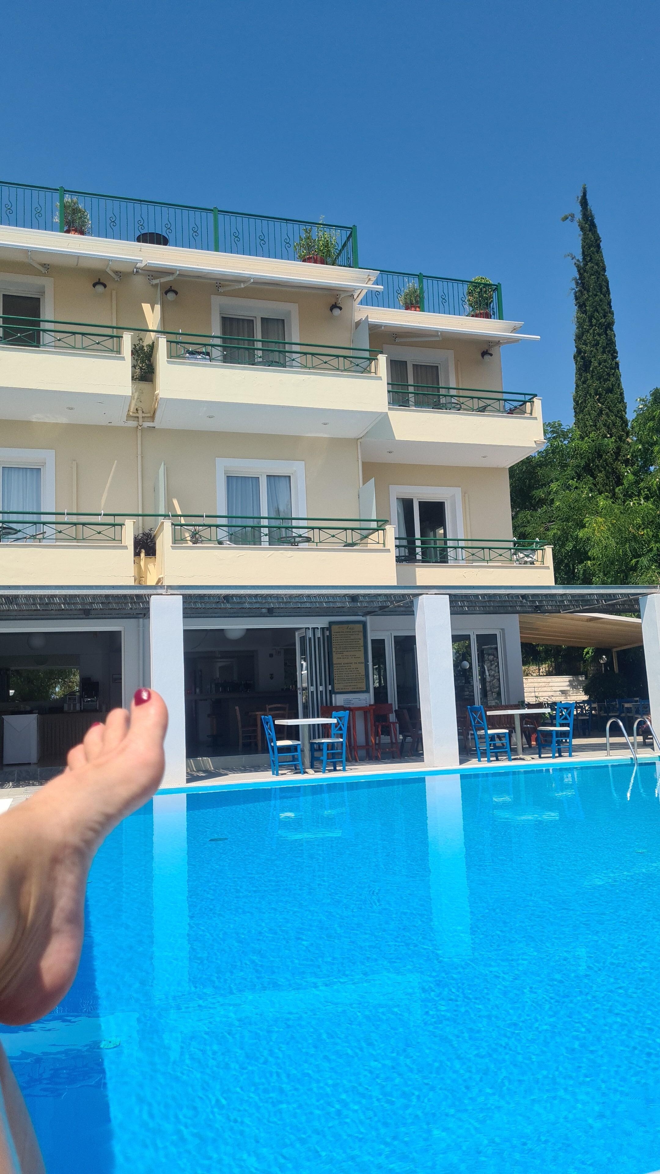 Vista dell'hotel dalla piscina. 