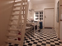 Hög trappa till loftet, med sängarna.