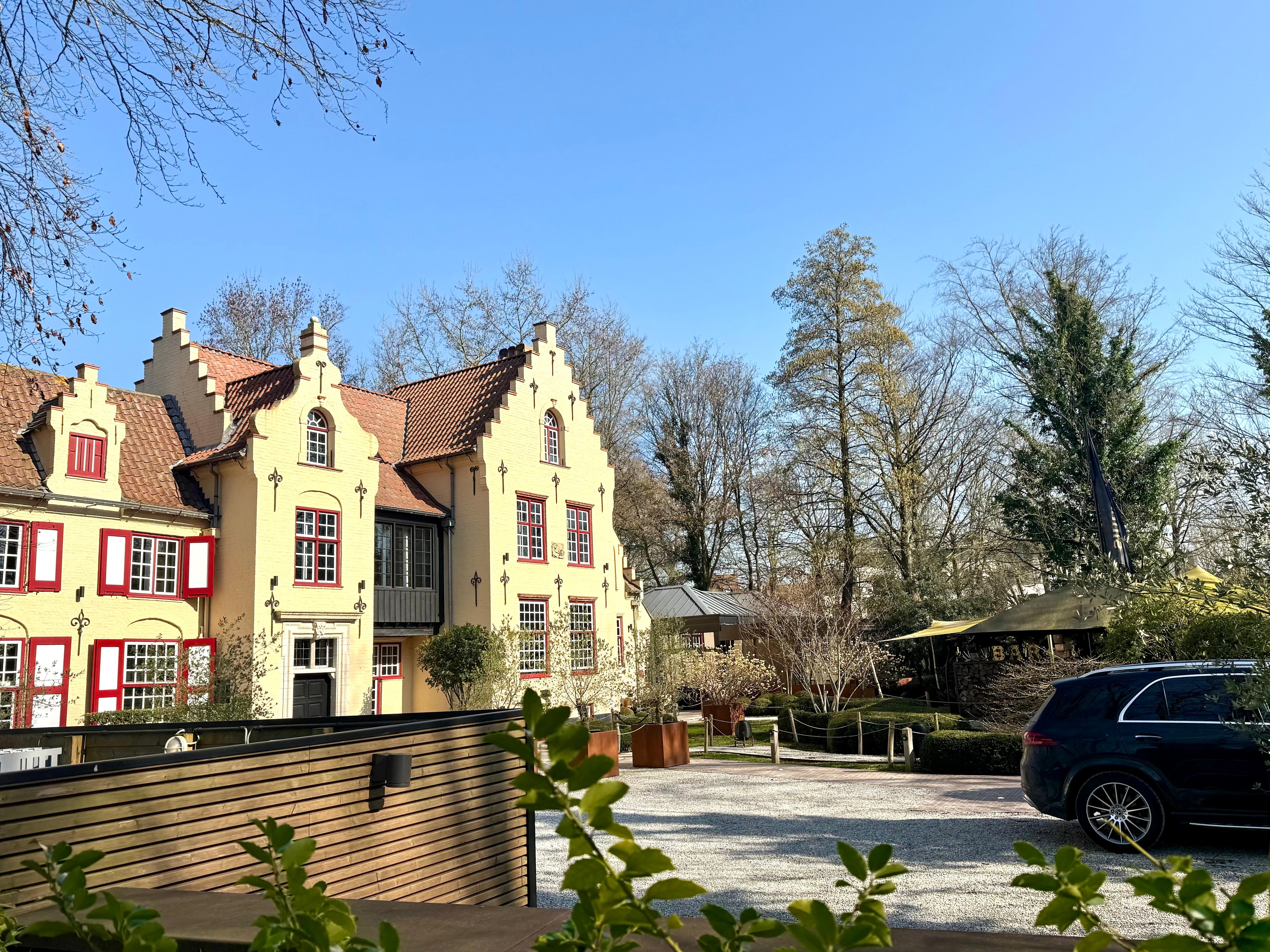 Hotell fasad och parkering 