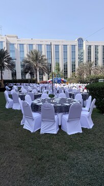 Dukat i trädgården iför en privilegierad fest.