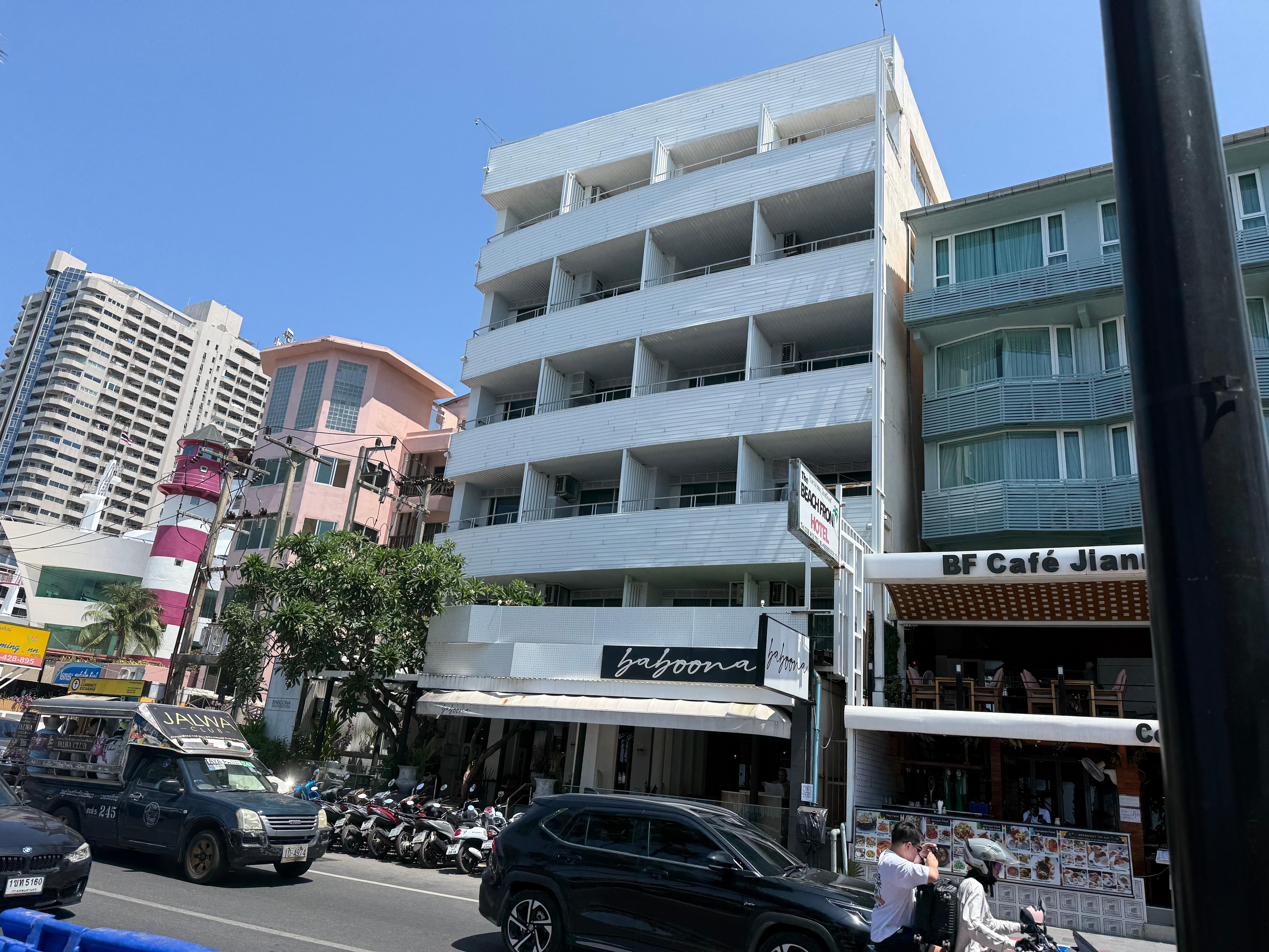 ビーチロード沿いの便利な立地