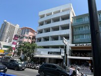 ビーチロード沿いの便利な立地