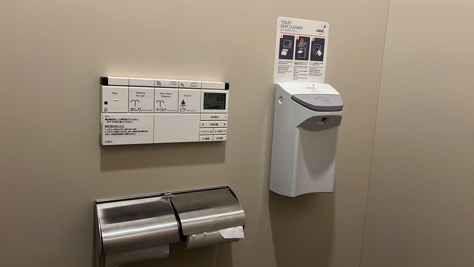 Los baños muy equipados, tienen regadera independiente y tina de baño con vista a la ciudad